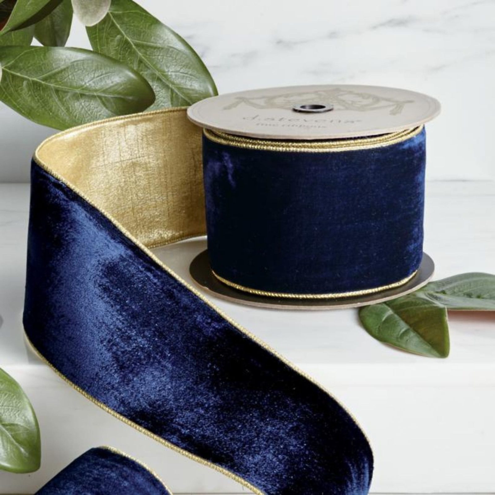 6 Ribbon Hanging Tips for Christmas Trees - bluegraygal
