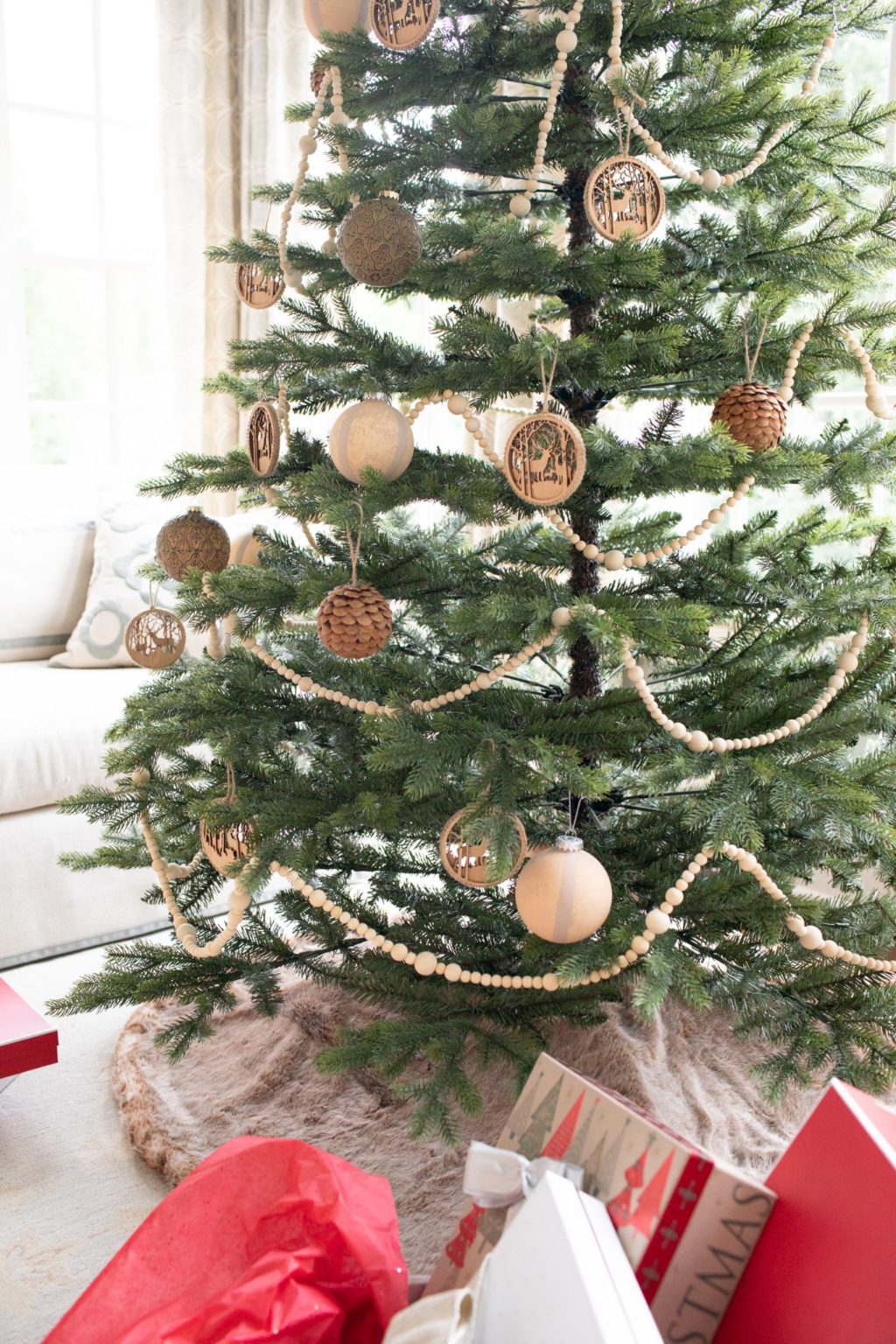 Simple Rustic Christmas Tree Decor - bluegraygal